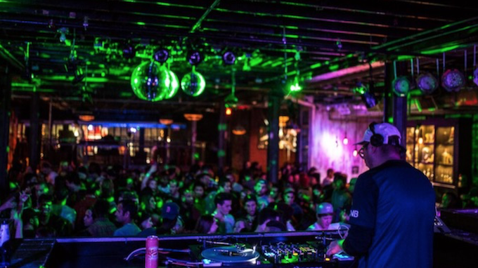 Commonwealth Bar & Stage Deal | AM PM Limo & Party Bus